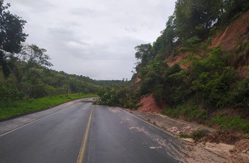 BR-101 e 418 continuam interditadas e não há previsão de liberação ...